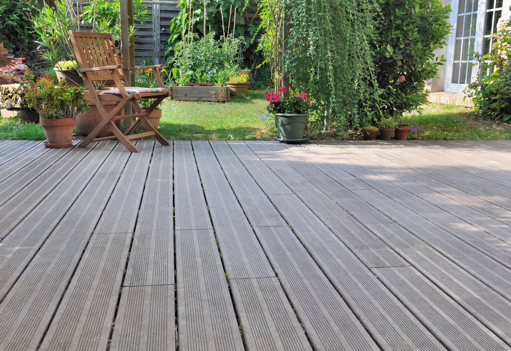 Comment poser des caillebotis en bois sur sa terrasse